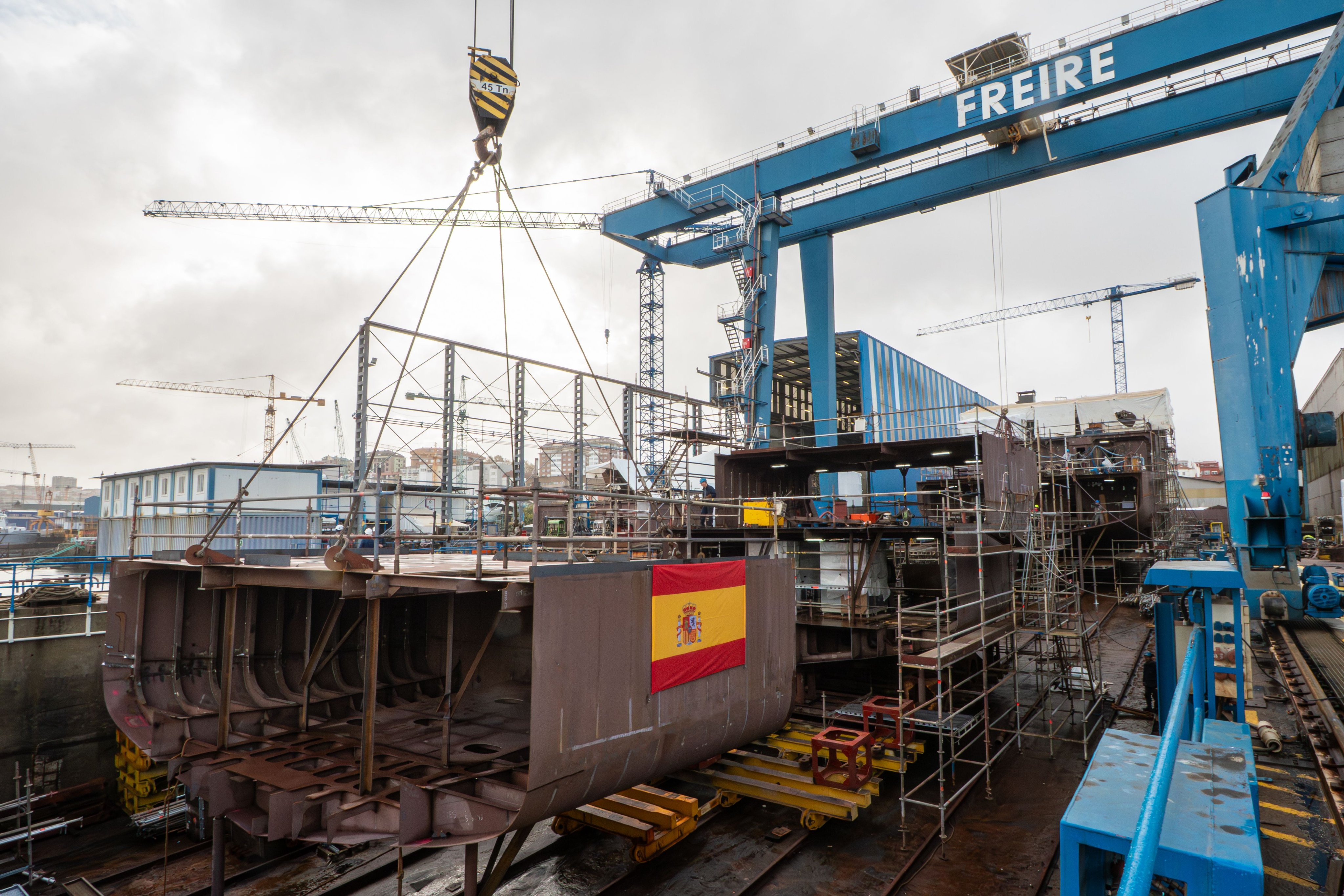 Mise sur cale du futur navire de soutien à la plongée de la marine ...