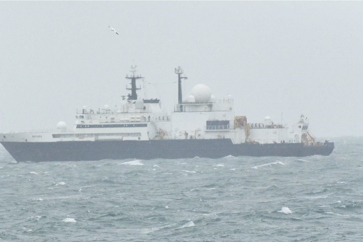 La marine néerlandaise escorte le navire de renseignement russe Yantar ...