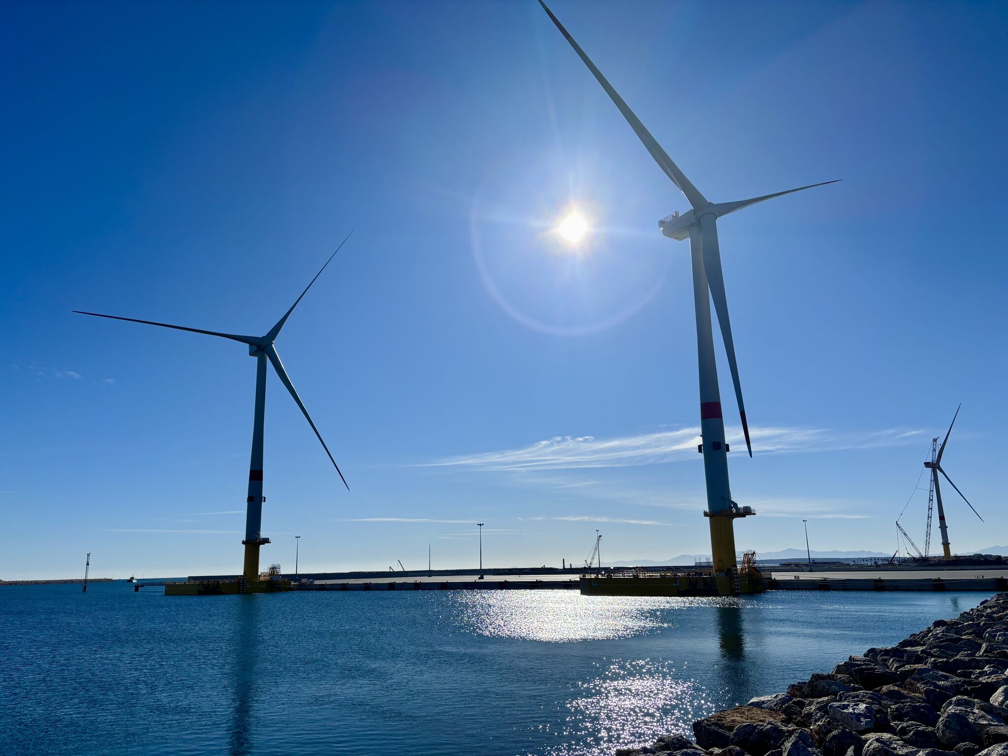 La première éolienne flottante du parc Eolmed a quitté Port-La Nouvelle ...