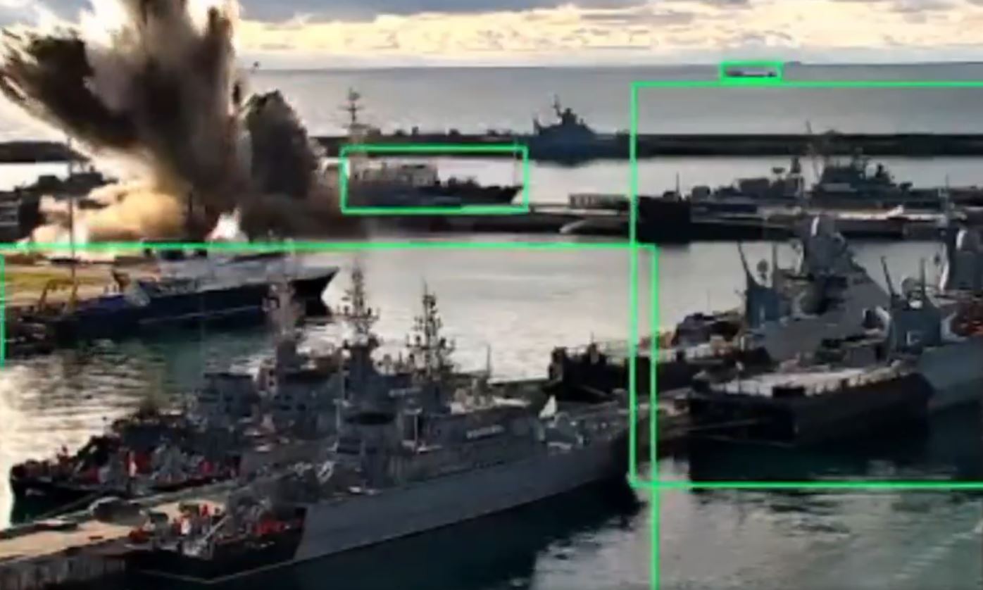 Une attaque de drones sous-marins ukrainiens au cœur de la base navale ...