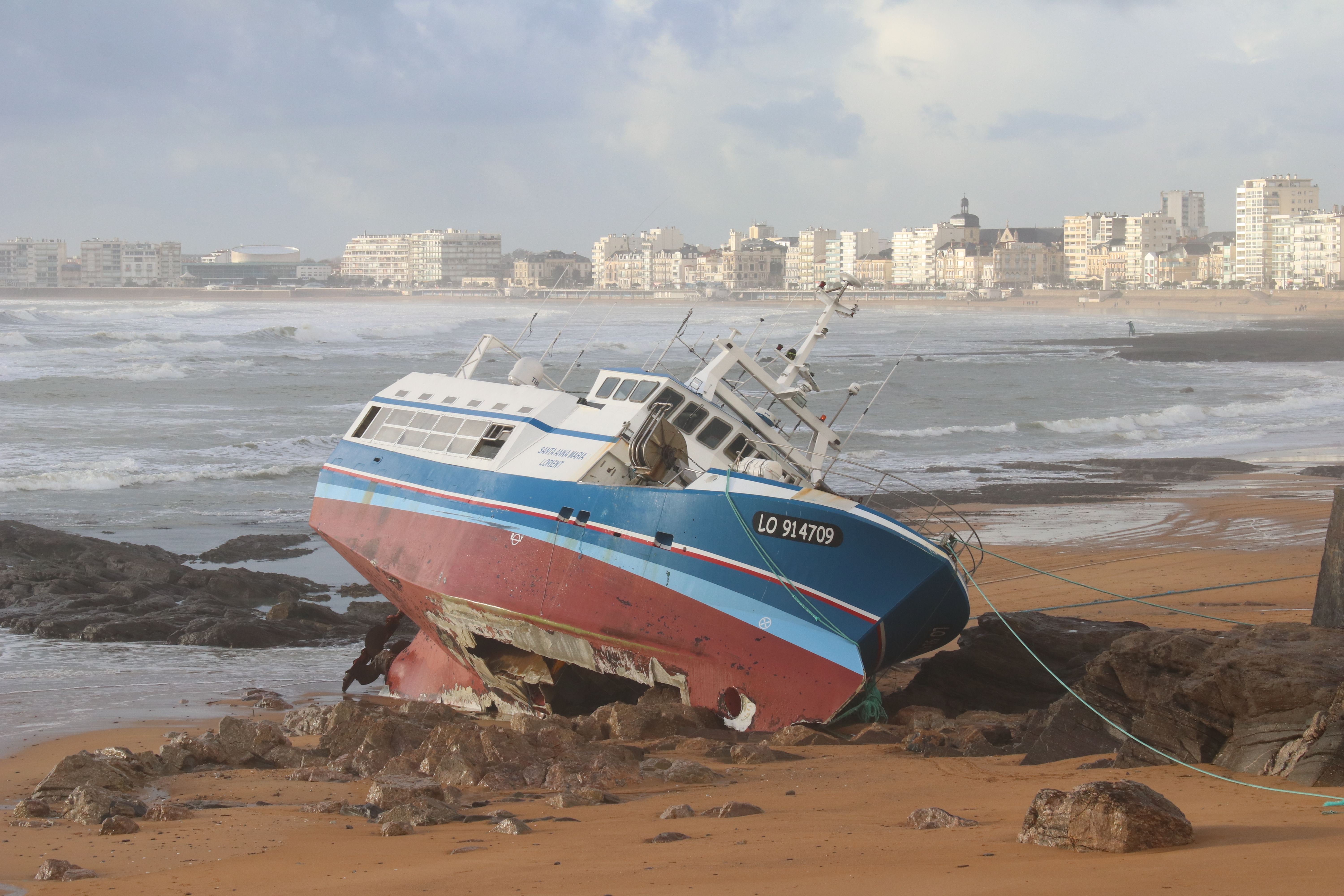 Démantèlement du Santa Anna Maria, fileyeur échoué aux Sables‑d’Olonne ...