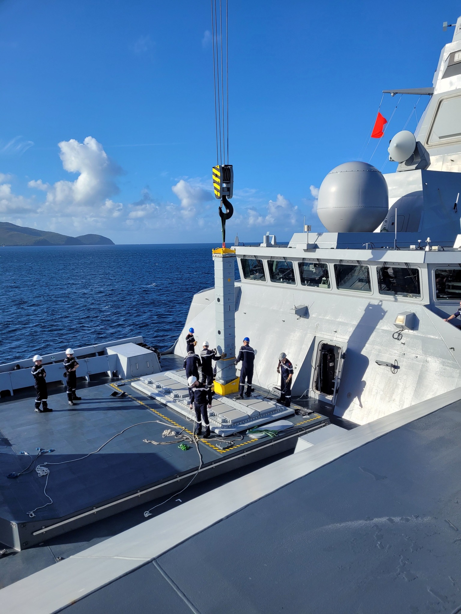 La Marine nationale expérimente le rechargement à la mer de missiles ...