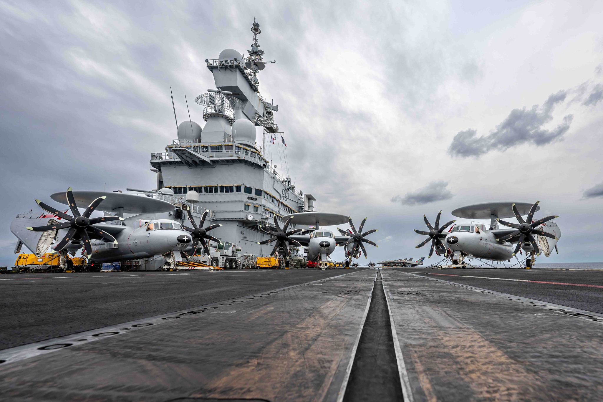 Les trois Hawkeye de la flottille 4F à bord du porte-avions Charles de ...