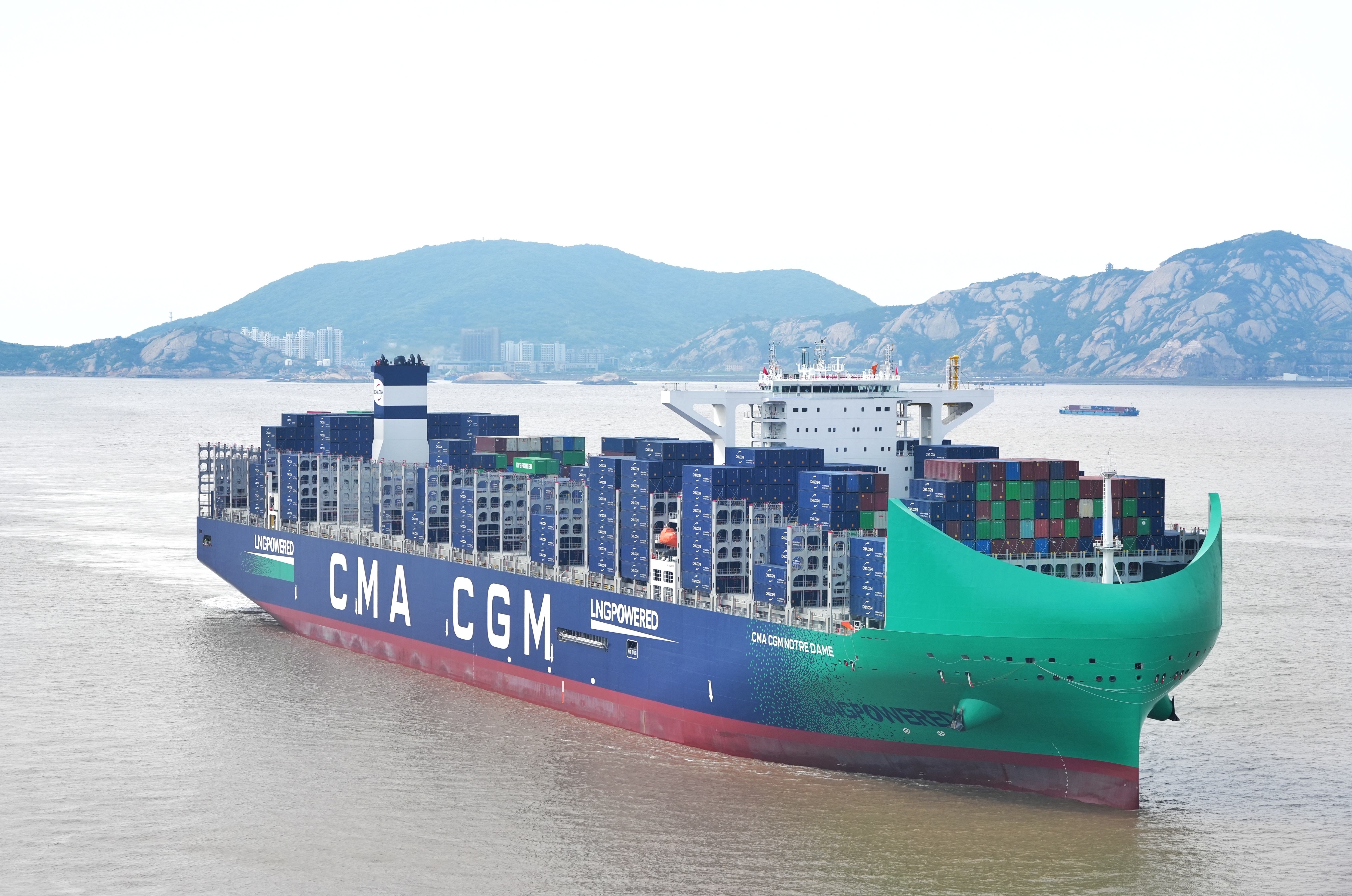 CMA CGM réceptionne le plus grand porte-conteneurs sous pavillon ...