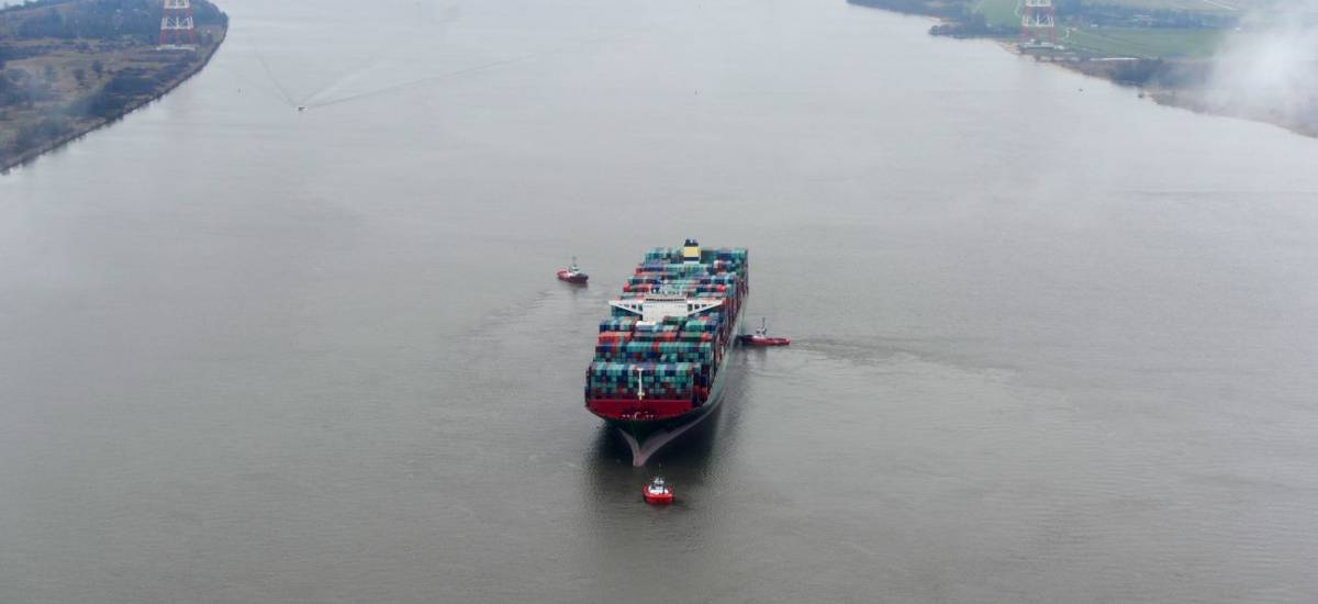 Le CSCL Indian Ocean remorqué à Hambourg | Mer et Marine