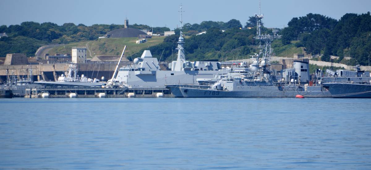 La FREMM Provence en partance pour Toulon | Mer et Marine