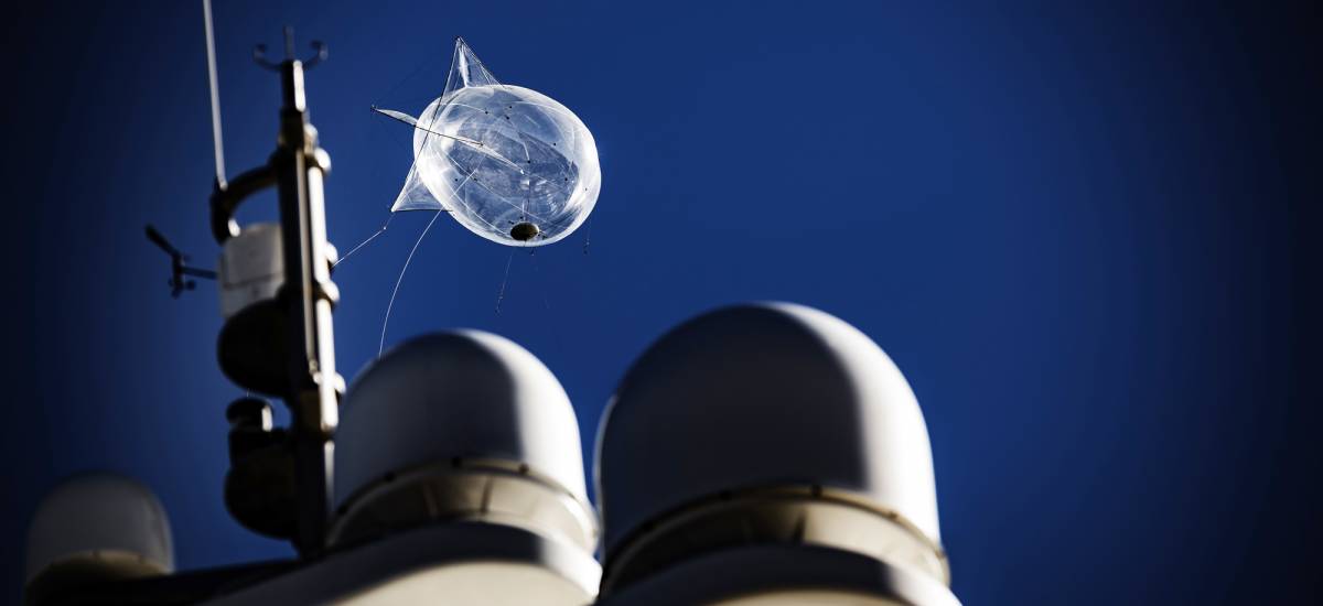Des ballons captifs pour l’entrainement au tir de la marine française ...
