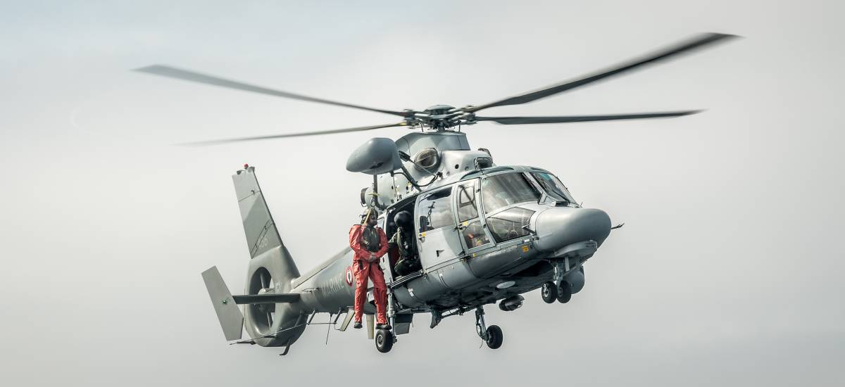 Un Panther de la Marine nationale évacue de nuit deux passagers du ...