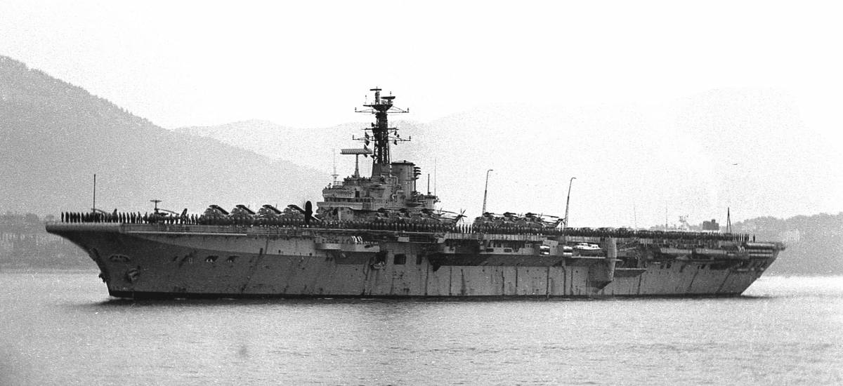 Plongée dans les archives : le porte-avions HMS Bulwark à Toulon en mai ...