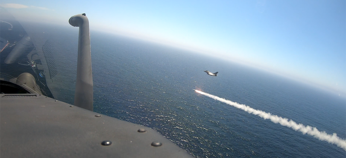 Tir d'un missile Exocet AM39 par un Rafale Marine de la flottille 12F ...