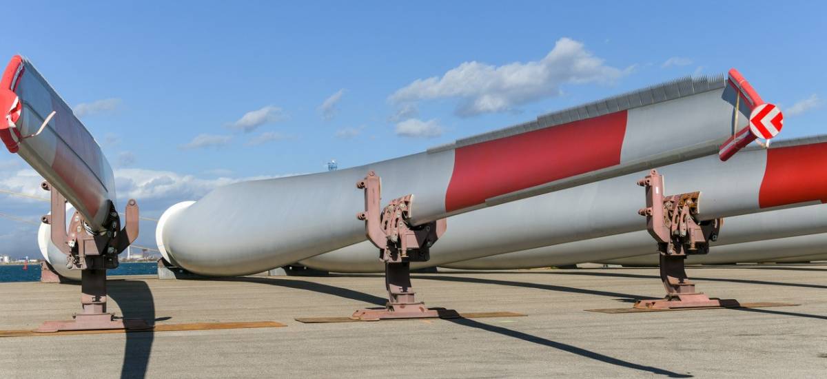 Provence Grand Large : les éléments d’éoliennes prêts à être assemblés ...