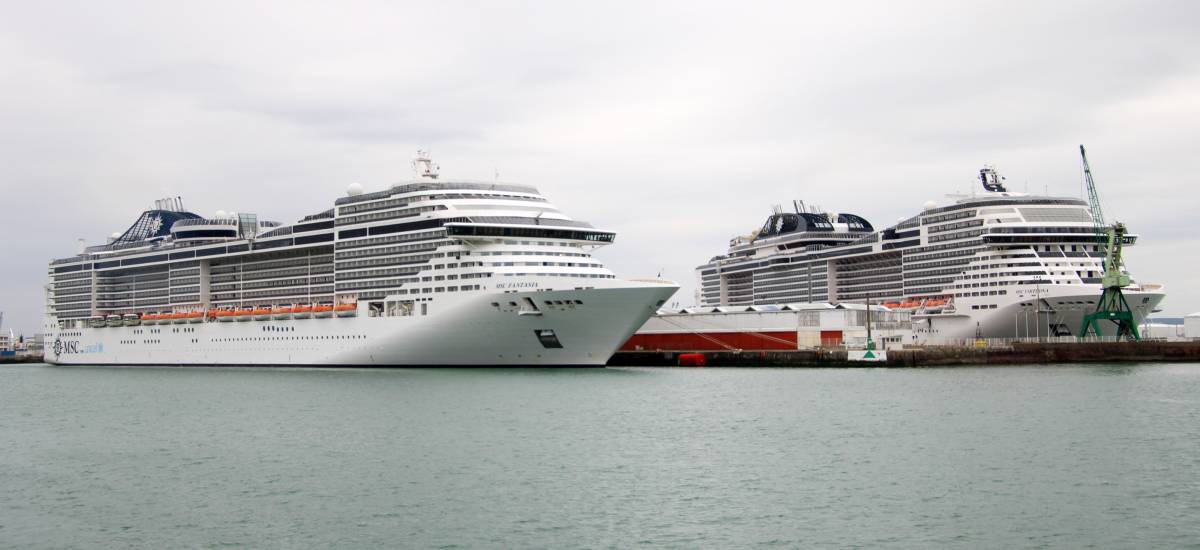 Les paquebots MSC Fantasia et MSC Virtuosa en escale simultanée au ...