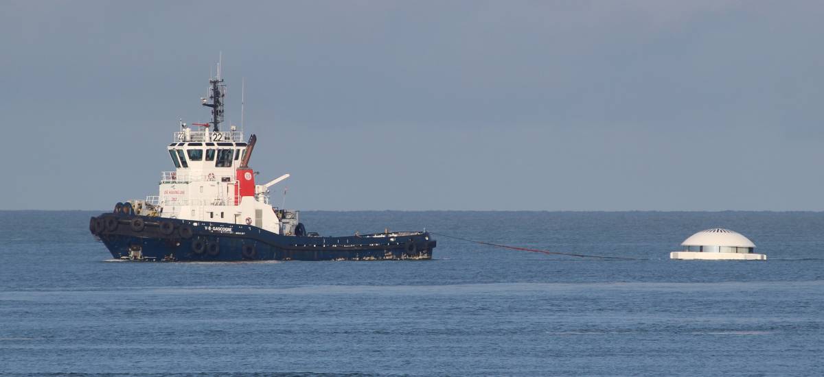 Boluda remorque une suite hôtelière en forme de soucoupe flottante ...