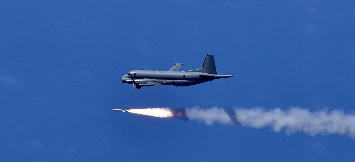 Un Atlantique 2 et un Rafale Marine réalisent un double tir de missiles ...