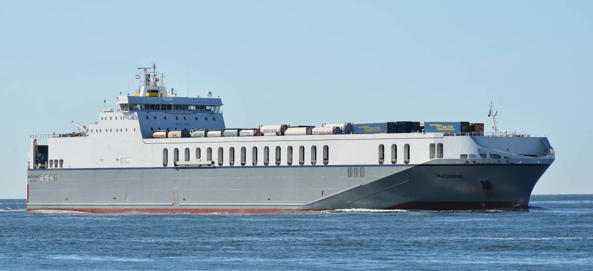 Royaume-Uni : un roulier perd sa propulsion près du phare de Wolf Rock ...