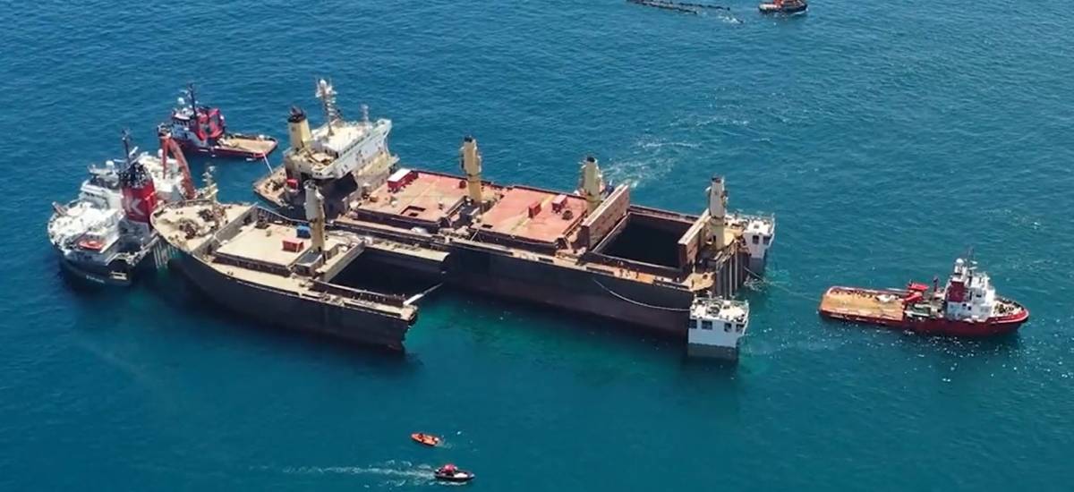 Gibraltar : les deux sections de la coque de l’OS 35 placées sur le ...