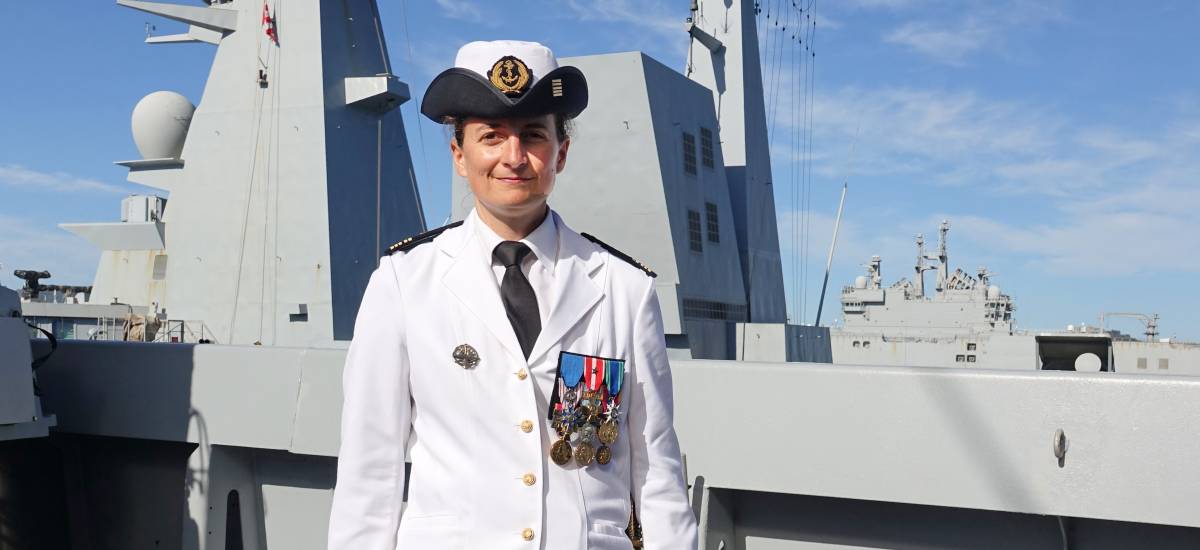 Le capitaine de vaisseau Aurélie Léouffre prend le commandement de la ...