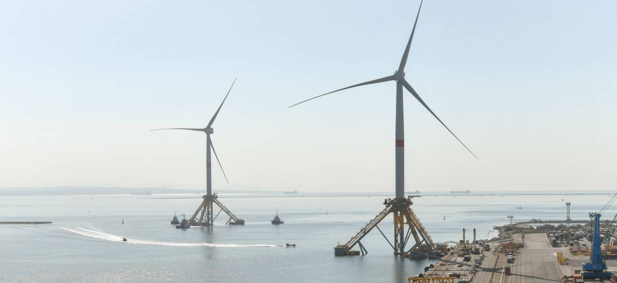 Provence Grand Large : les deux premières éoliennes montées à Fos | Mer ...