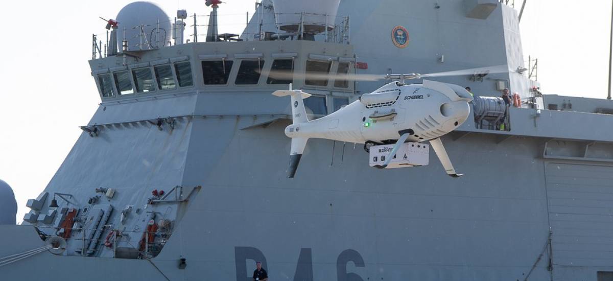 Le Camcopter S-100 de Schiebel déploie un mini-AUV de Seaber et un ...