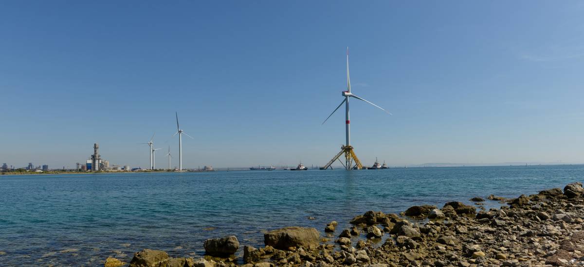 Provence Grand Large: la première éolienne flottante a quitté Fos pour ...