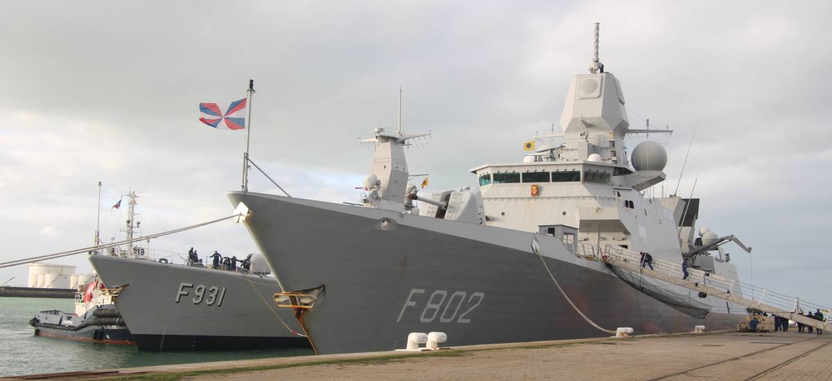 Un groupe de trois frégates belgo-néerlandaises de passage au Havre ...