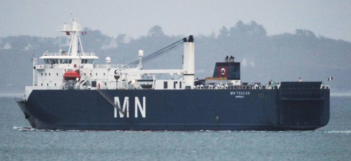 Le MN Toucan ramène à la base navale de Brest du matériel en provenance ...