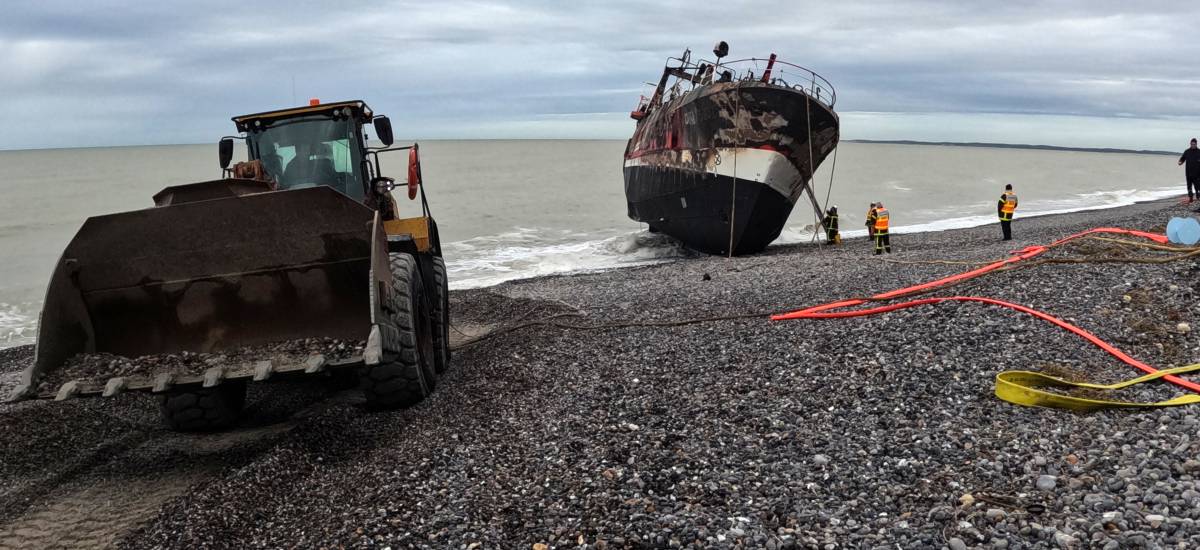 L'épave du chalutier Alexis IV échouée à Cayeux-sur-Mer | Mer et Marine