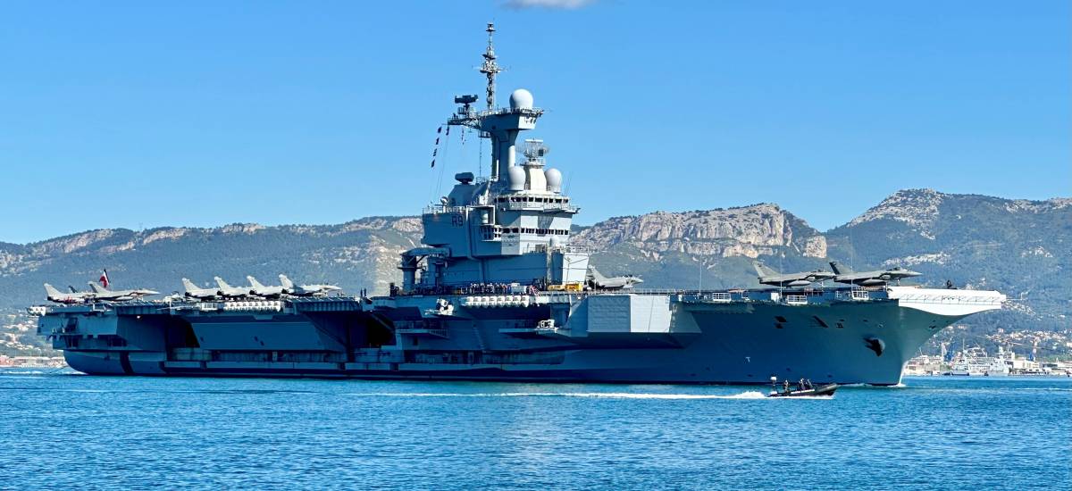 Le porte-avions Charles de Gaulle débute la mission Akila en ...