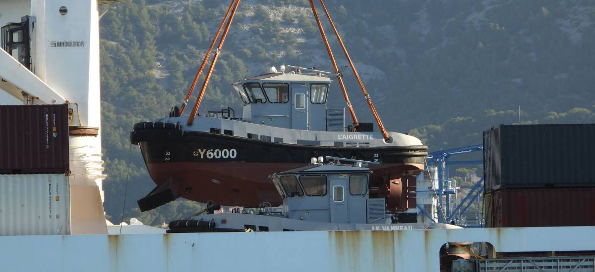 La Marine nationale rapatrie les moyens portuaires qui étaient ...