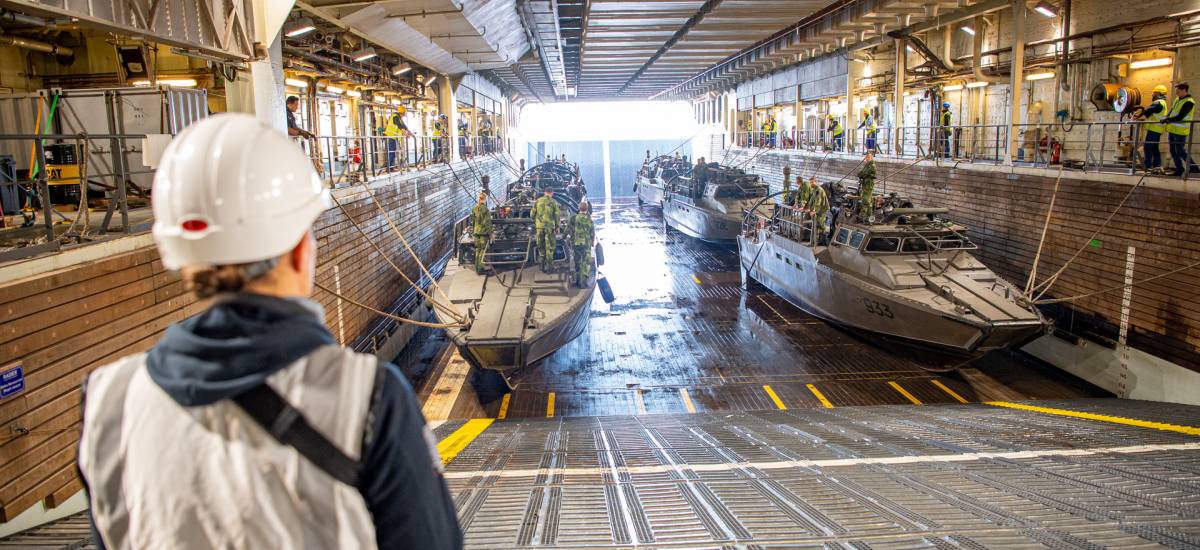 En Baltique, le PHA Mistral embarque une flottille de CB90 suédois ...