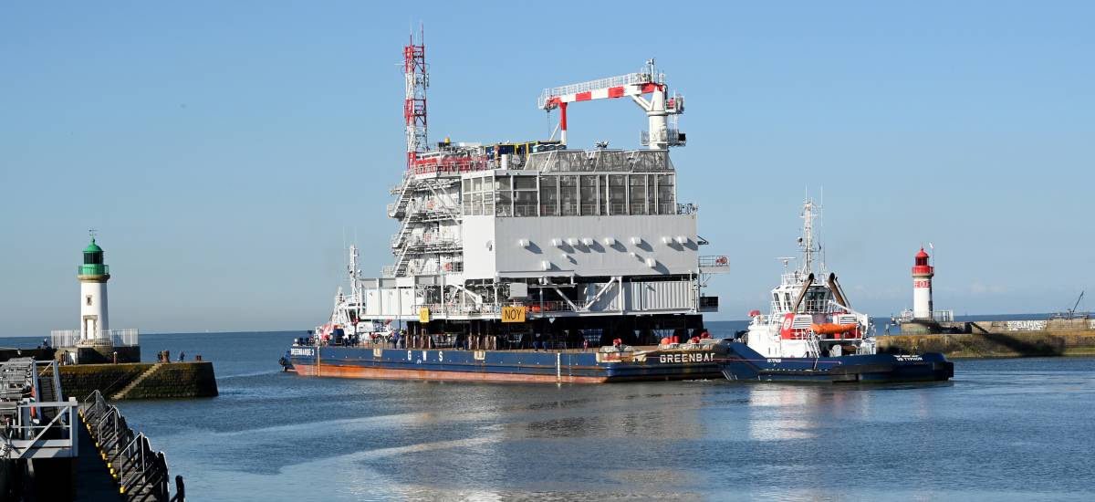 Yeu-Noirmoutier : le topside de la sous-station électrique a quitté ...