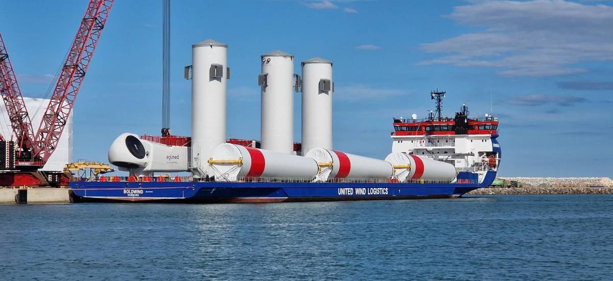 Les trois nacelles des éoliennes Vestas d’Eolmed livrées à Port-La ...