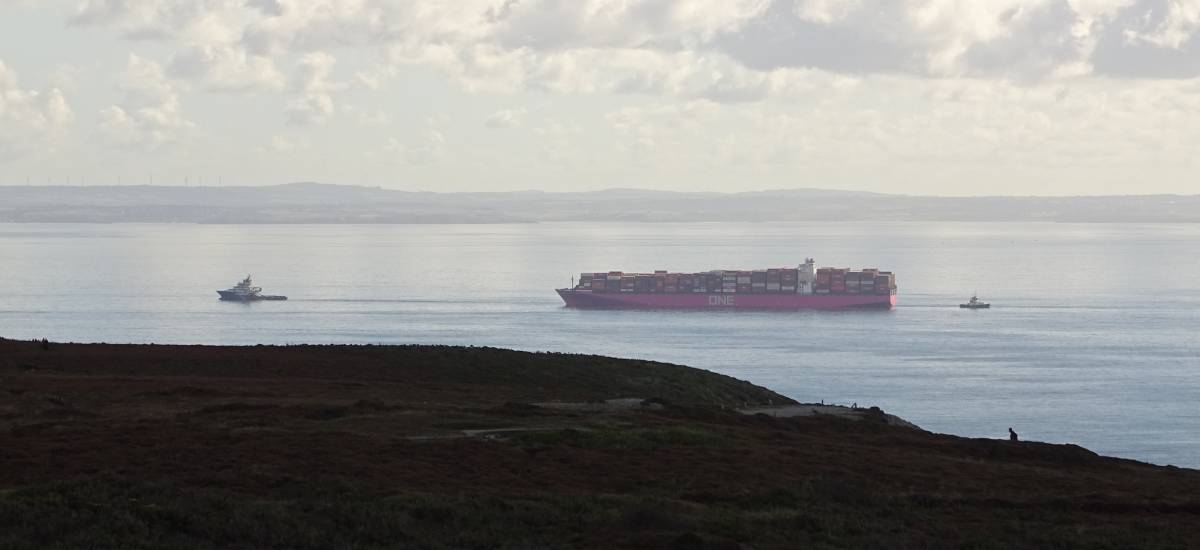 Un gros porte-conteneurs en avarie moteur remorqué par l’Abeille ...