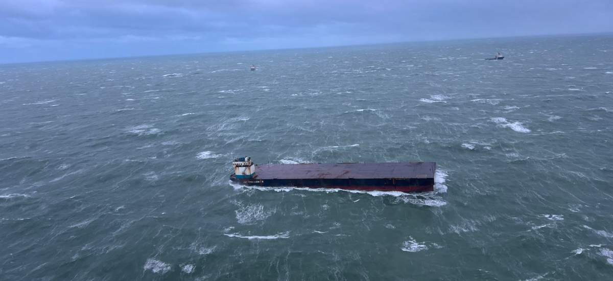 Une barge à la dérive au large des côtes de la Seine-Maritime | Mer et ...
