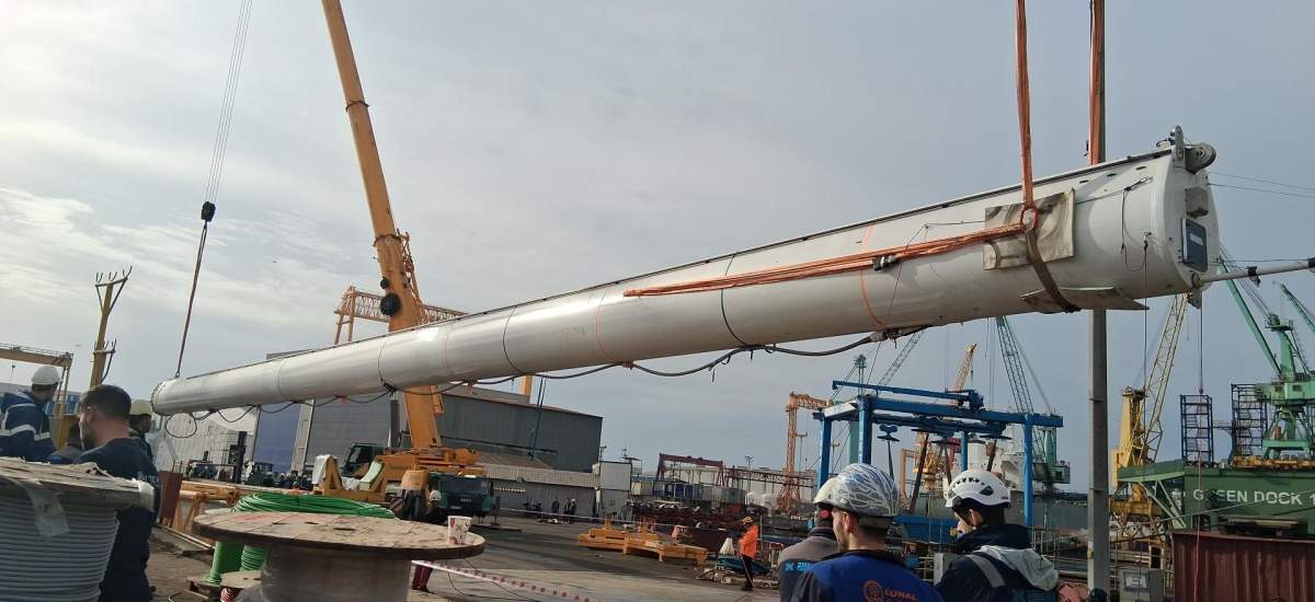 Un premier mât installé sur le Neoliner Origin | Mer et Marine