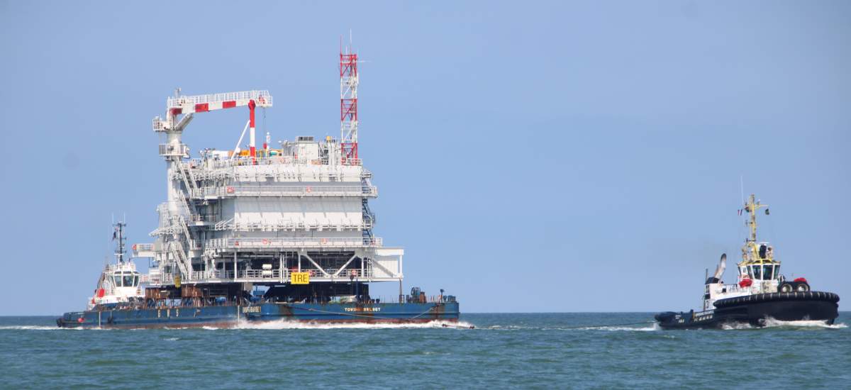 Le topside de la sous-station du parc éolien de Dieppe - Le Tréport est ...