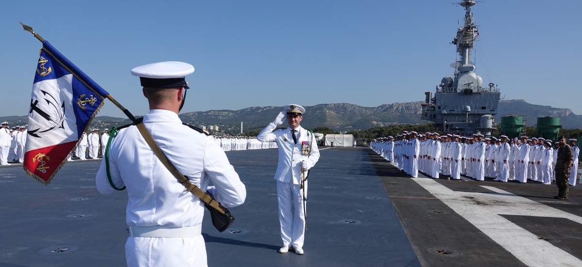 Le capitaine de vaisseau Thomas Puga prend le commandement du porte ...