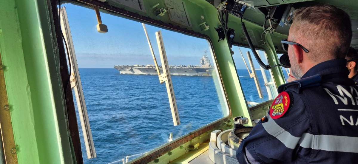 La FREMM Aquitaine et le BCR Somme avec le groupe de l'USS Gerald R ...