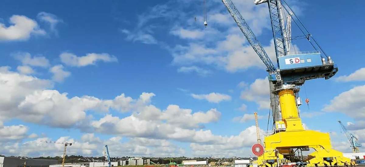 Une nouvelle grue pour le bassin 8 de la base navale de Brest | Mer et ...