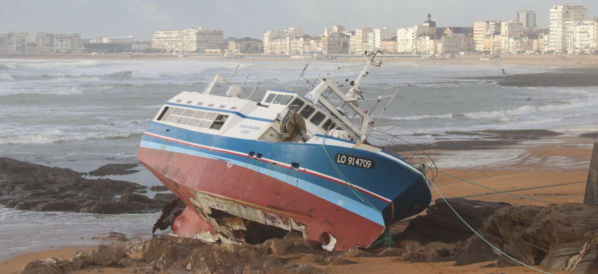 Démantèlement du Santa Anna Maria, fileyeur échoué aux Sables‑d’Olonne ...