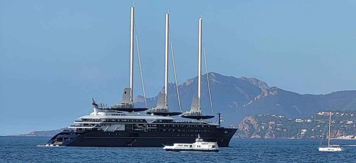 L’OE Corinthian installé devant la Croisette pour le Festival de Cannes ...