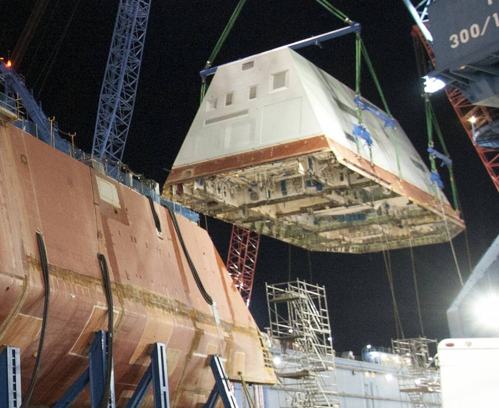 Le destroyer américain USS Zumwalt reçoit sa superstructure | Mer et Marine