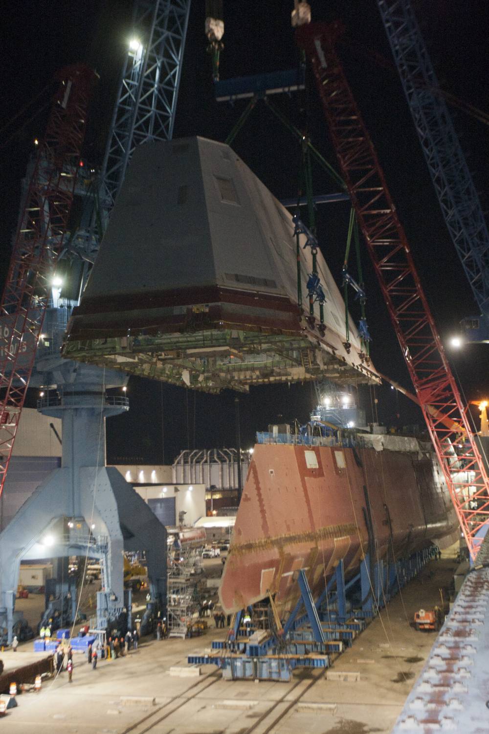 Le destroyer américain USS Zumwalt reçoit sa superstructure | Mer et Marine
