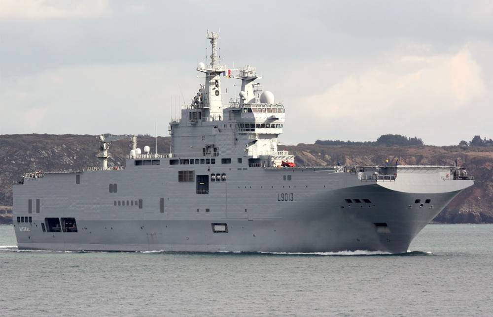 Le Mistral escorté par un aviso au large de l’Afrique | Mer et Marine
