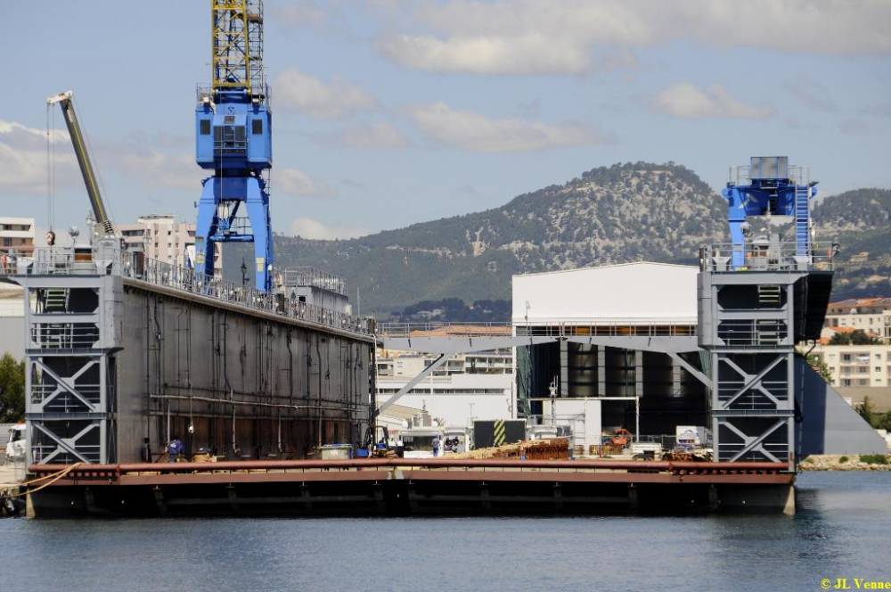 Toulon : Pose des grues du futur dock de déconstruction | Mer et Marine