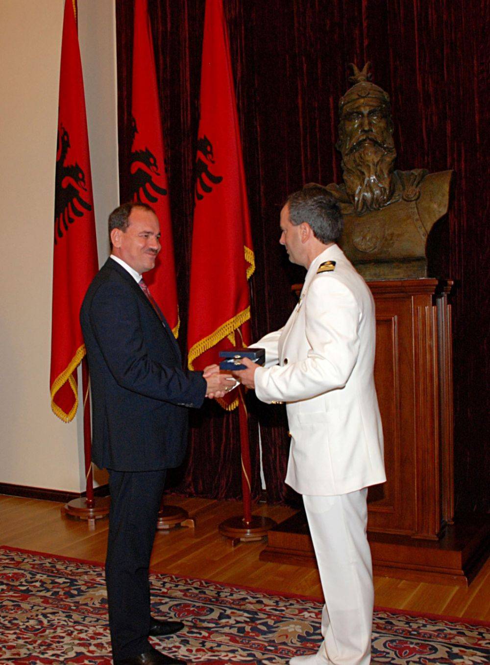 Sauvetage : Le commandant du Costa Voyager décoré par le président ...