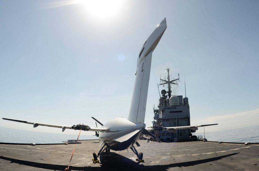 Un drone italien P180 MPA sur le pont du San Marco | Mer et Marine