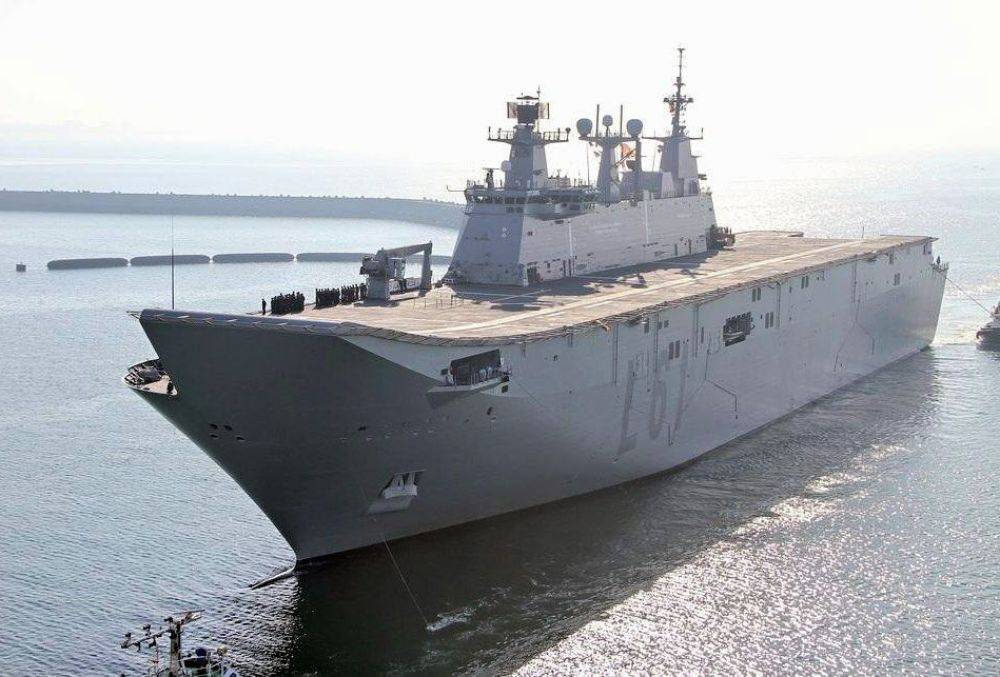 La coque du HMAS Adelaide arrive en Australie | Mer et Marine