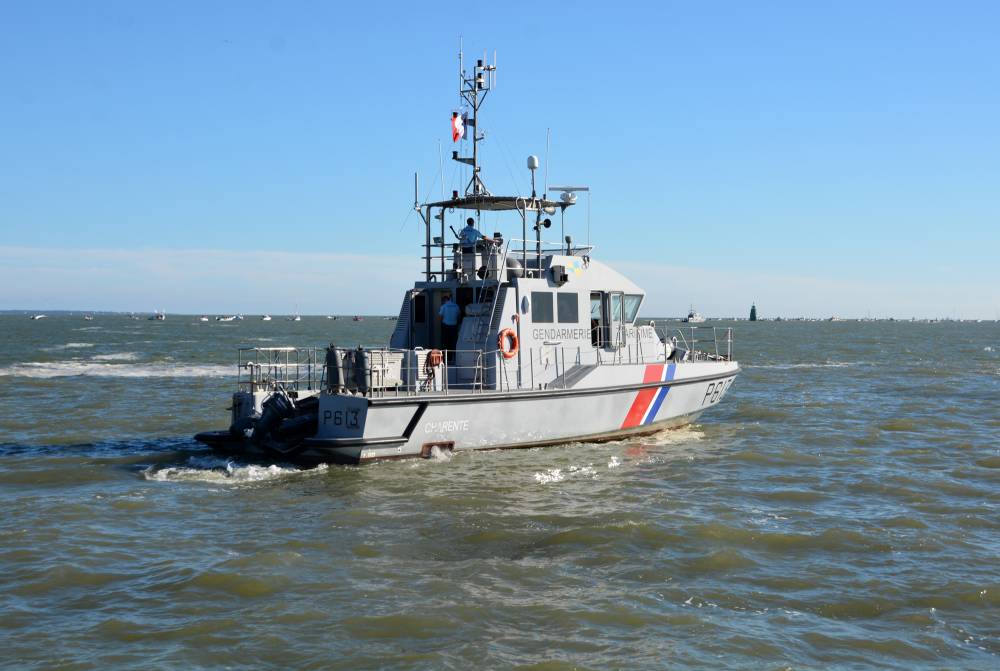 Le Marfret Niolon emmène une vedette de la Gendarmerie maritime en ...