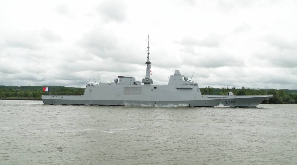 La FREMM Bretagne traverse la campagne normande | Mer et Marine